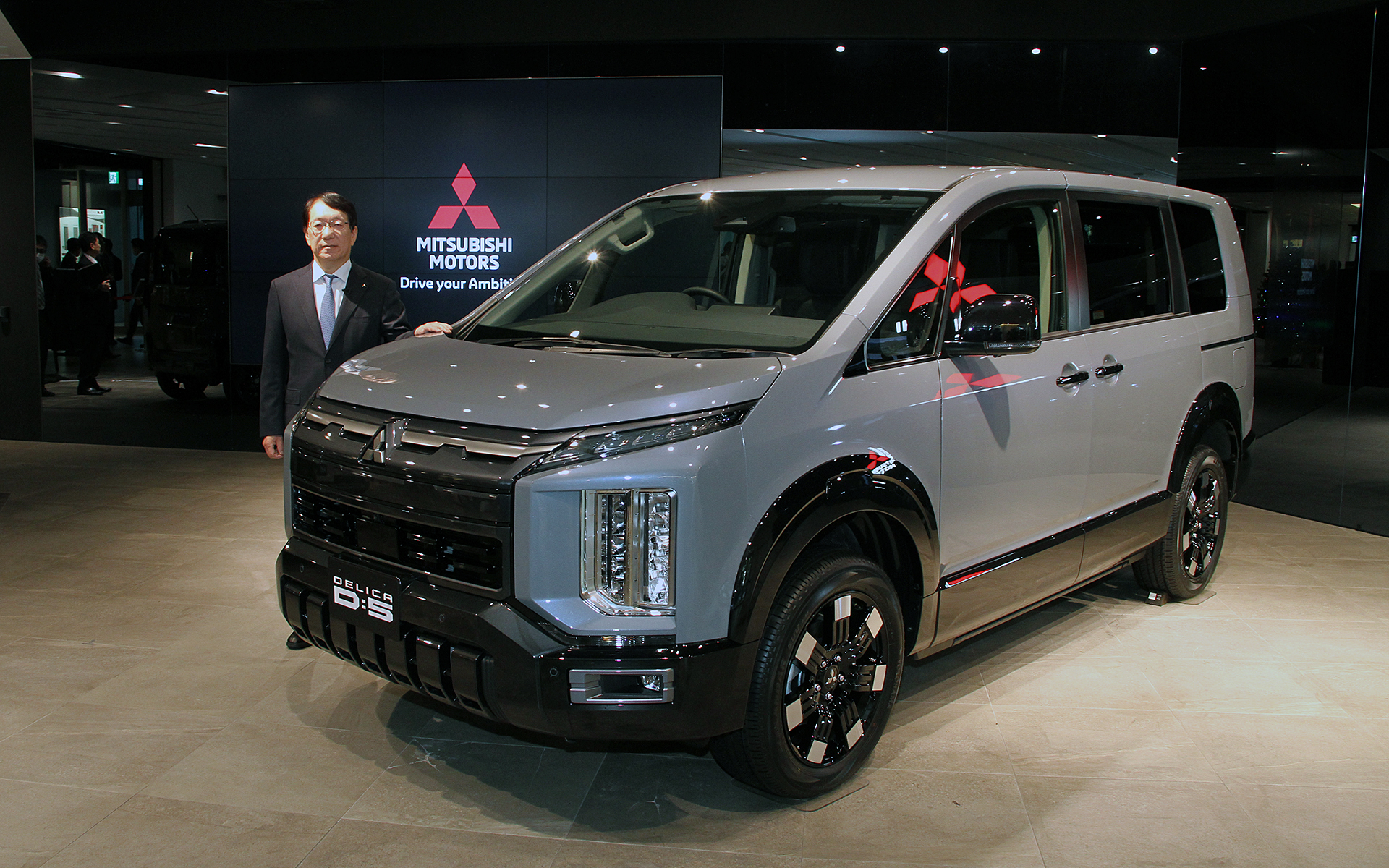 三菱自動車、「デリカD:5」大幅改良モデル公開 加藤隆雄社長「デリカD:5がキャプテンで販売台数の底上げをけん引してもらう」 - Car Watch