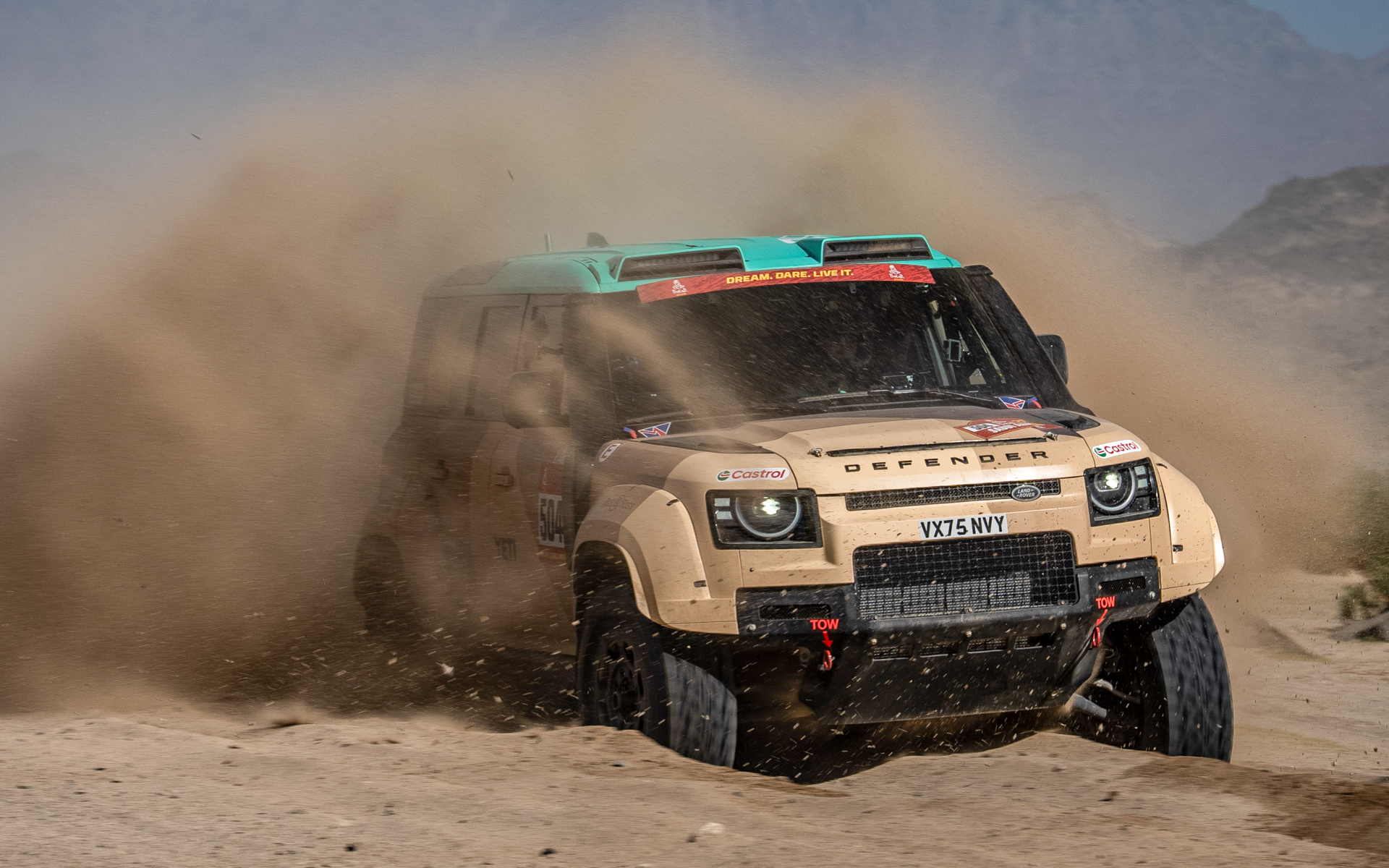 ランドローバー、3台の「ディフェンダー ダカール D7X-R」がダカールラリーで公式戦デビュー - Car Watch