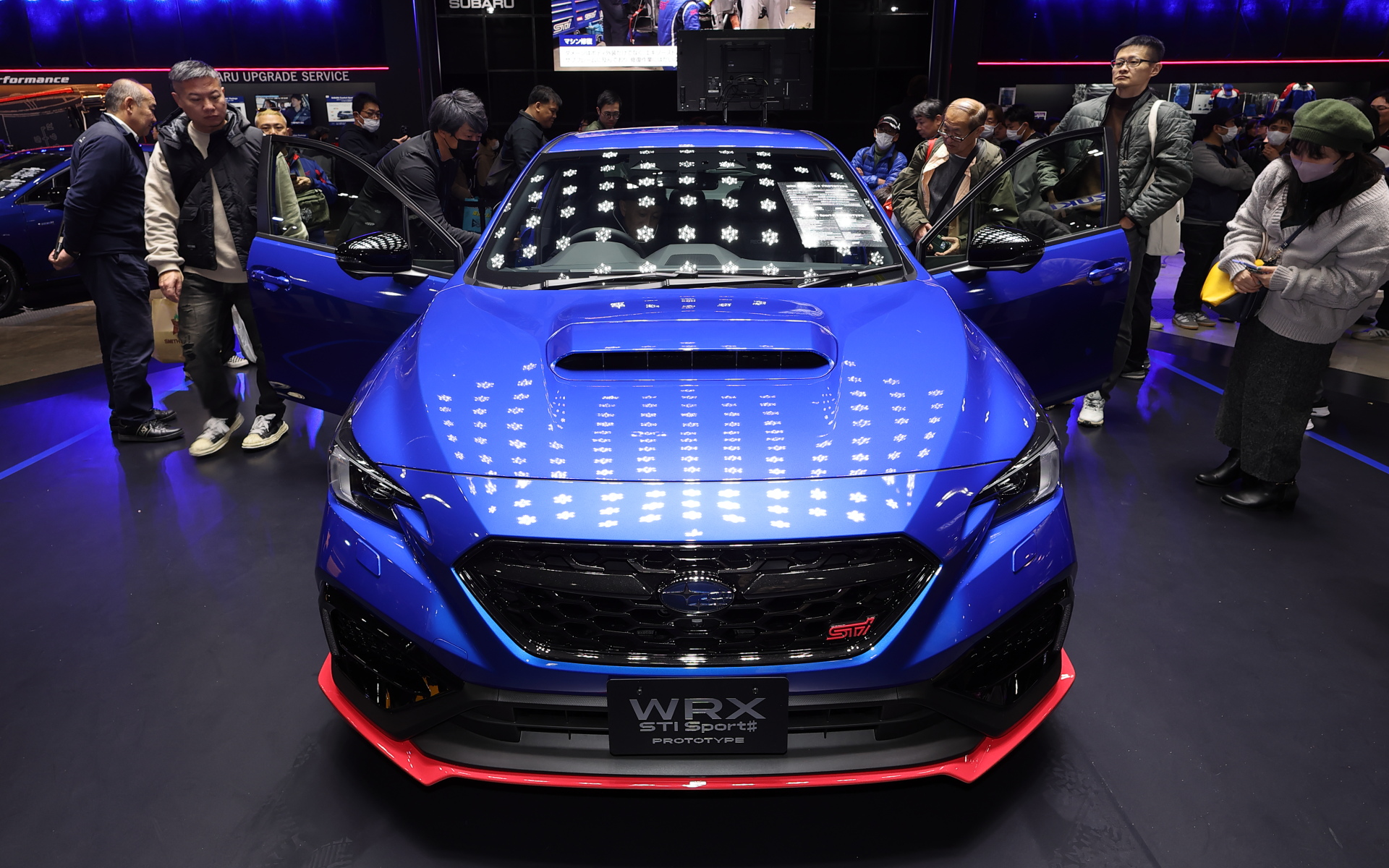 [拡大画像]スバルとSTI、6速MT採用の「WRX STI Sport#」をはじめ6気筒ツインターボ仕様のGT300 2026年車両など展示中