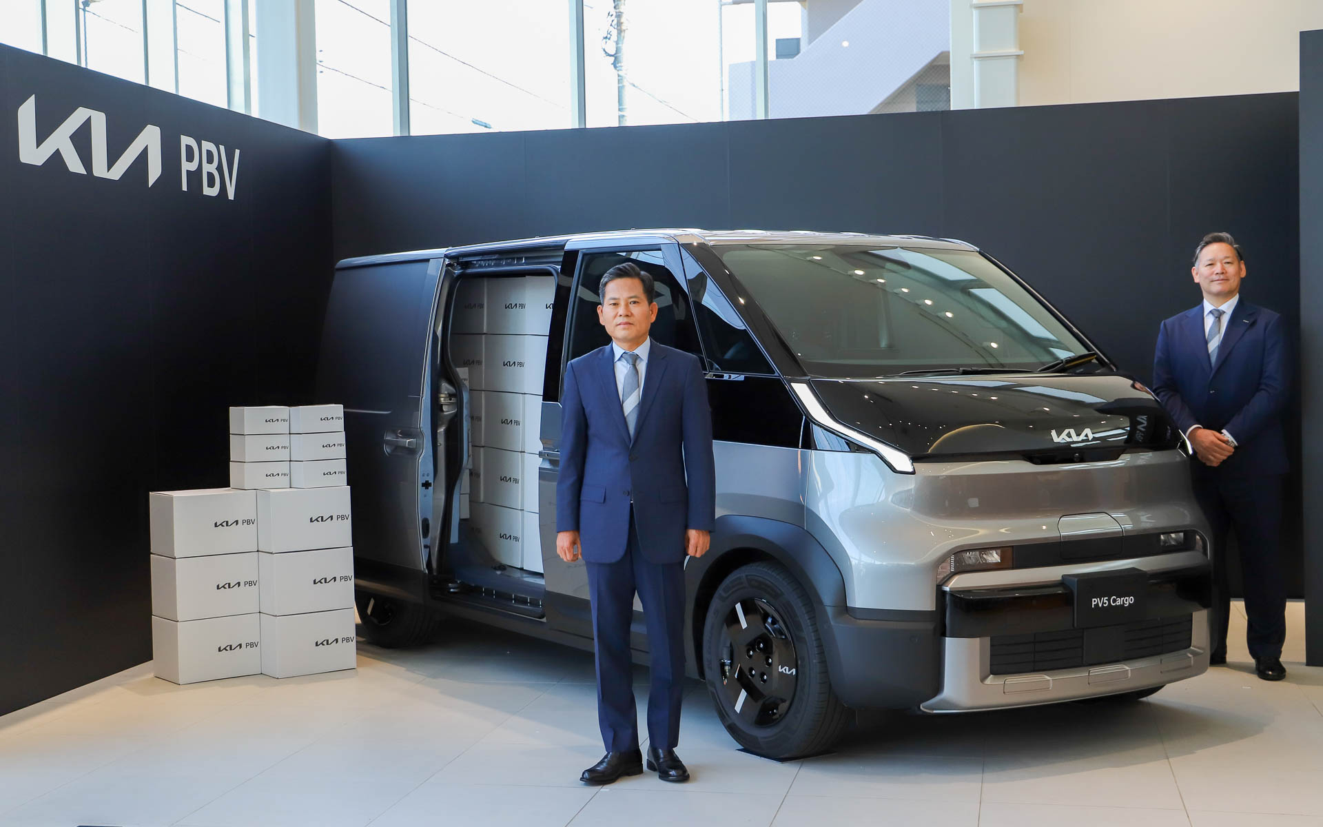 Kia、日本でのディーラー第1号店「Kia PBV 東京西」オープン 商用EVバン「PV5」で日本のカーボンニュートラル達成に貢献 - Car ...