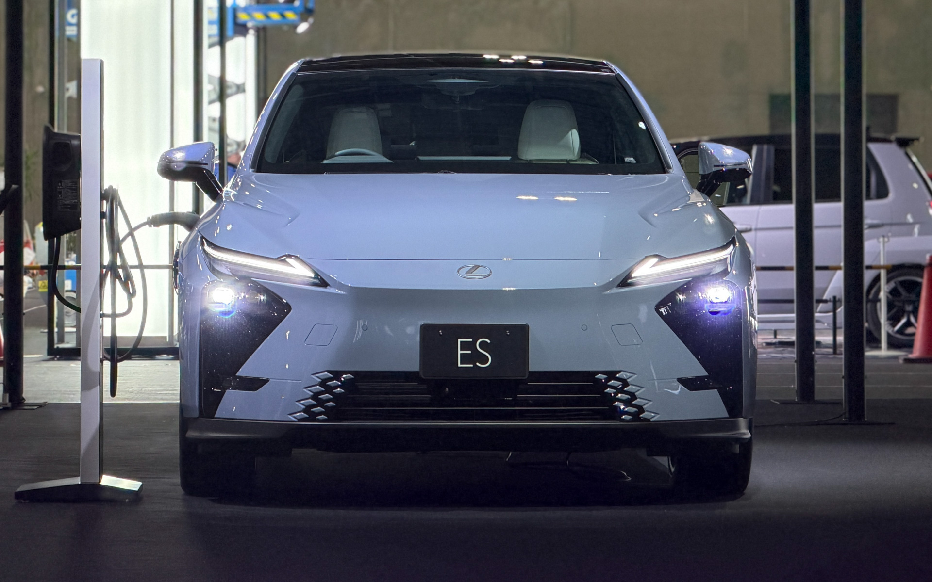 小糸製作所、レクサス新型「ES」向け高精細ADB搭載ヘッドランプ量産開始 - Car Watch