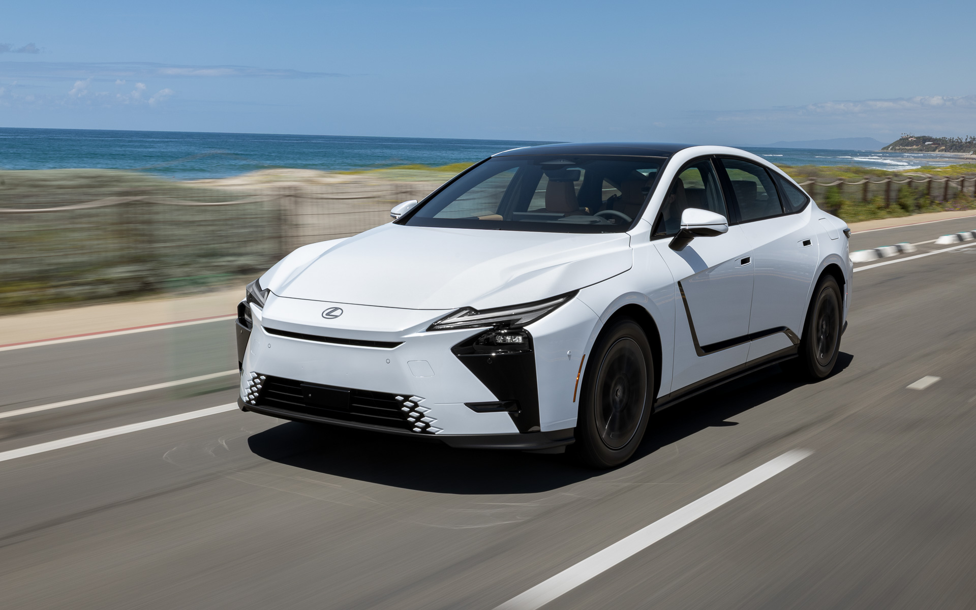 レクサスの新型「ES」初試乗 ハイブリッドとバッテリEV、もっとも好印象なのは？ / - Car Watch