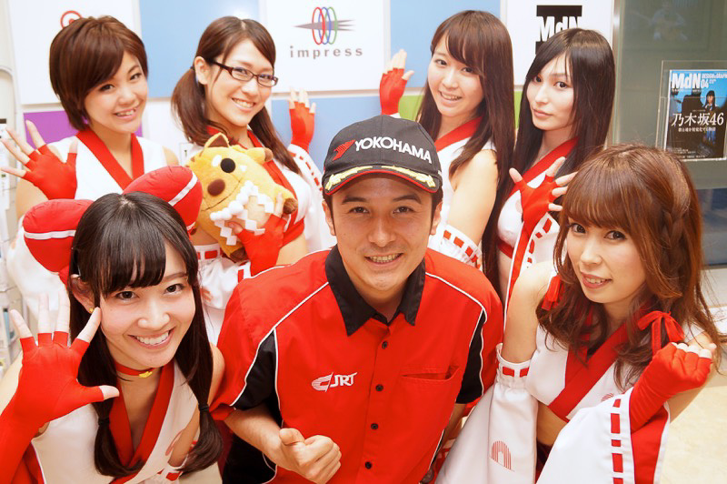 CUSCOジュニアラリーチームの番場彬選手とCJRTイメージガールが編集部を訪問 - Car Watch